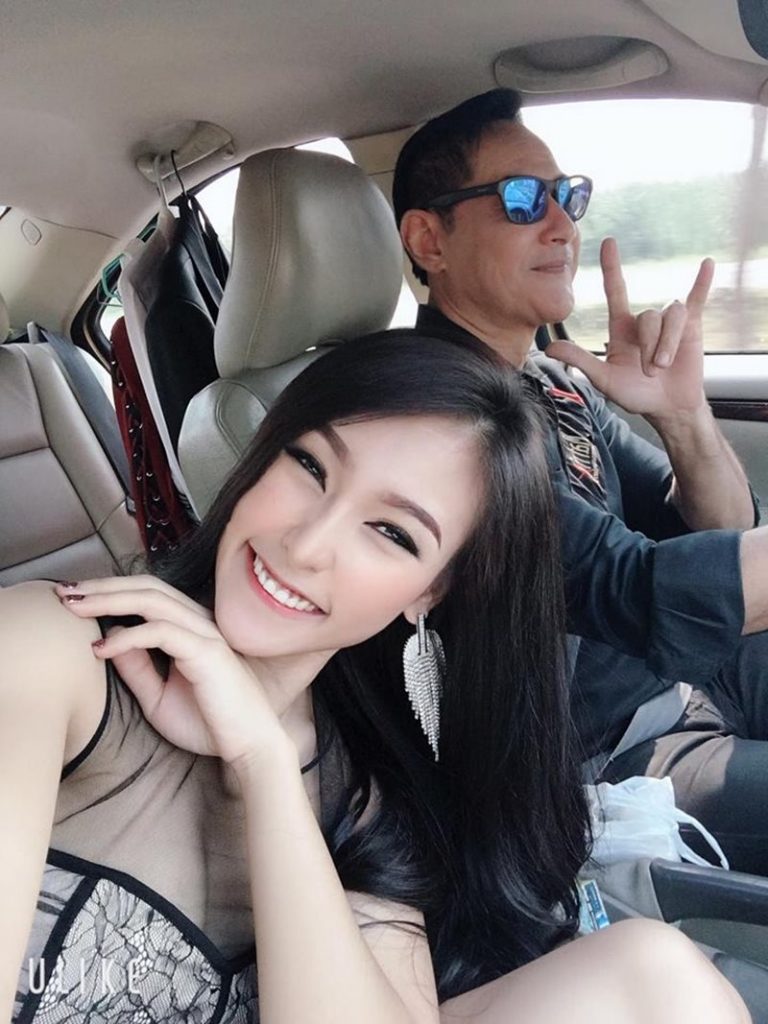 อายุห่าง 32 ปี ไม่ใช่ปัญหา “ทองขาว” ขอแต่งงาน “น้องมิล” พริตตี้สาววัย 24 – UndubZapp