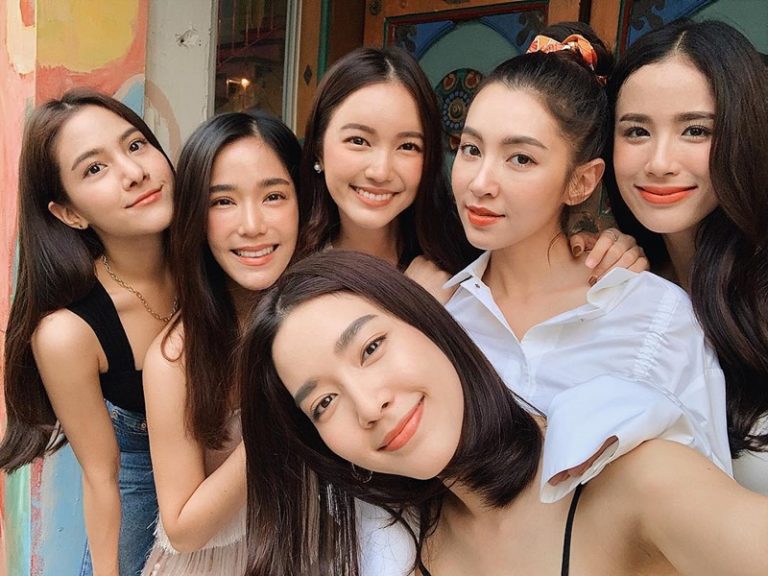 สวยซี้ดีกรีนางเอก! 6 สมาชิกแก๊งลูกเจี๊ยบ ก๊วนเพื่อน ‘เบลล่า ราณี’ – UndubZapp